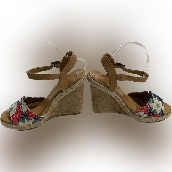 Dolce by Mojo Maxy | Shoes | Dolce By Mojo Moxy Floral Fabric Wedge ...